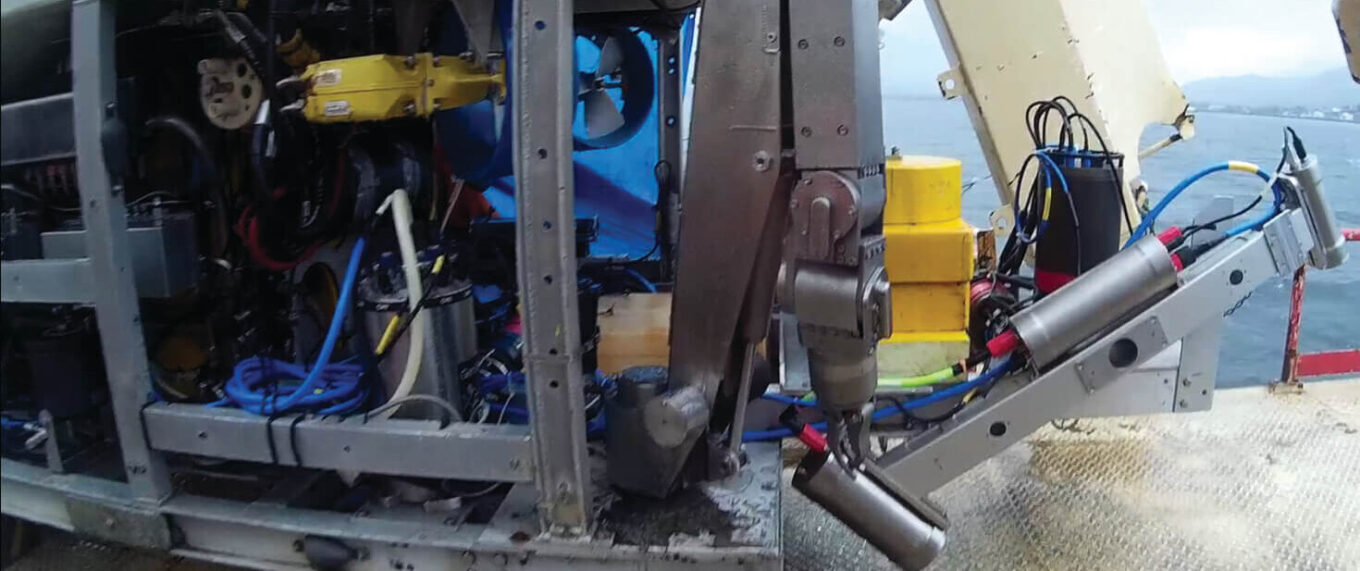 Underwater vehicles: differences between AUVs and ROVs - Voyis